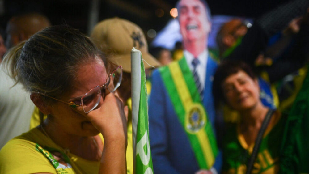Bolsonaristas em Brasília se ajoelham, rezam e choram com vitória de ...